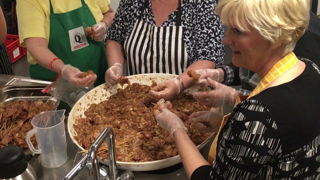 Surinaams buffet bij Duuk & Dinner. Rijst met kouseband - YouTube