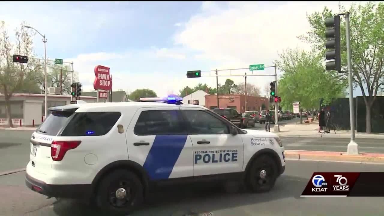 Police respond to bomb threat at Albuquerque federal courthouse - YouTube