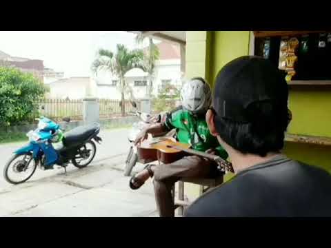 VIRAL!!  SKILL DEWA ABANG GOJEK SAAT MAIN GITAR