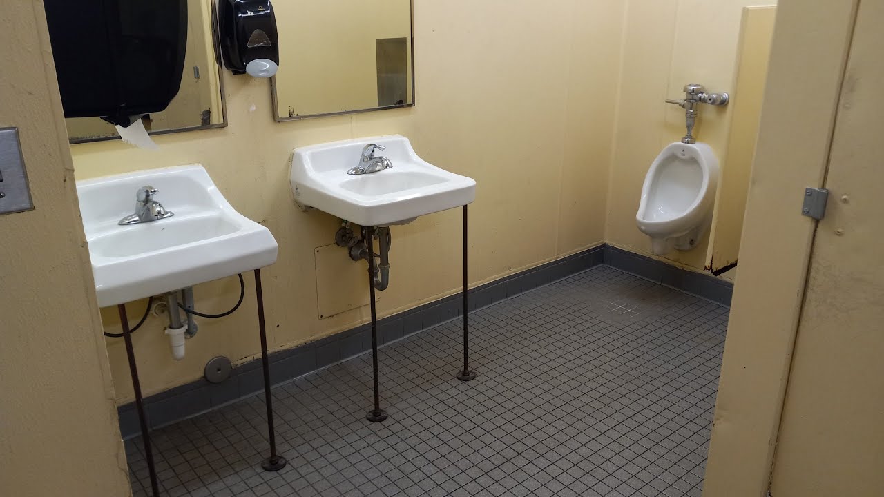 Food Town Men's Restroom - YouTube