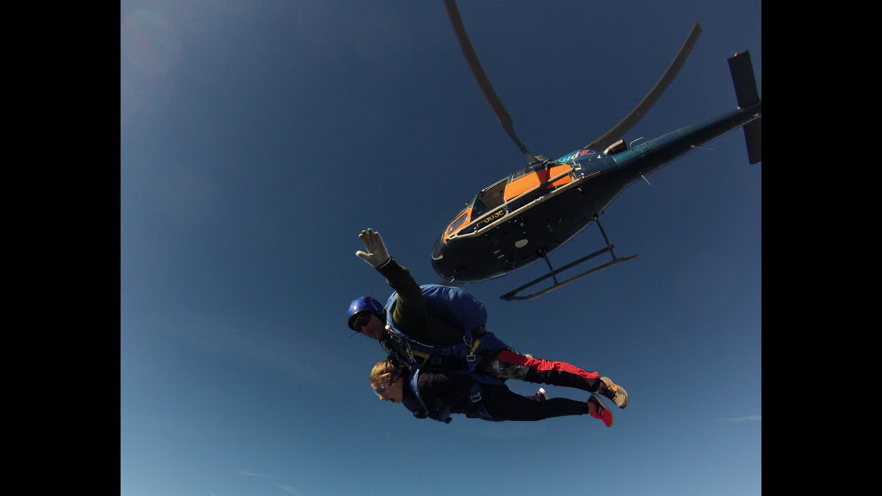 Saut en parachute à 4500m depuis un hélico (GoPro) - Tallard 2015 - YouTube
