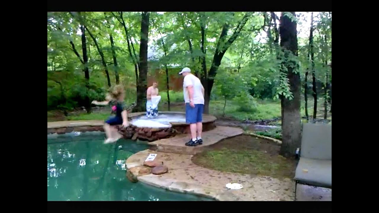 KLONG Push Girl in Pool - YouTube