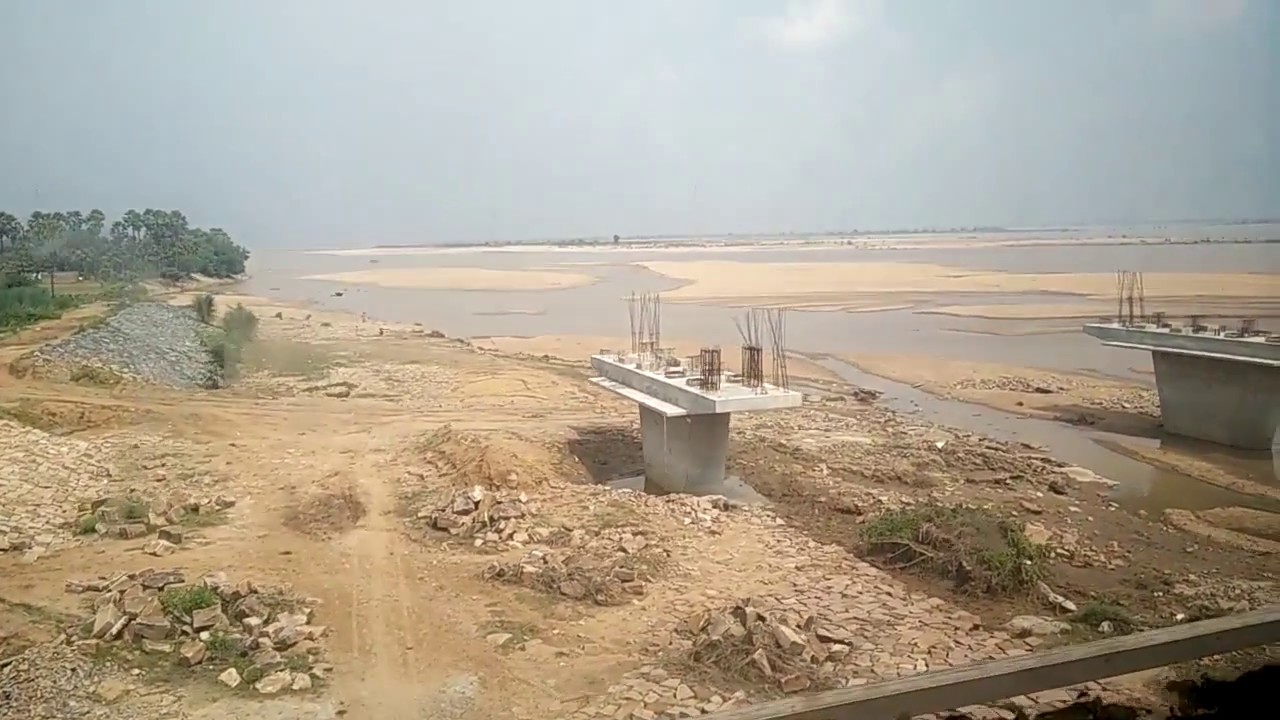 Crossing Sone River Bridge at Dehri-on-Sone. New bridge is under ...