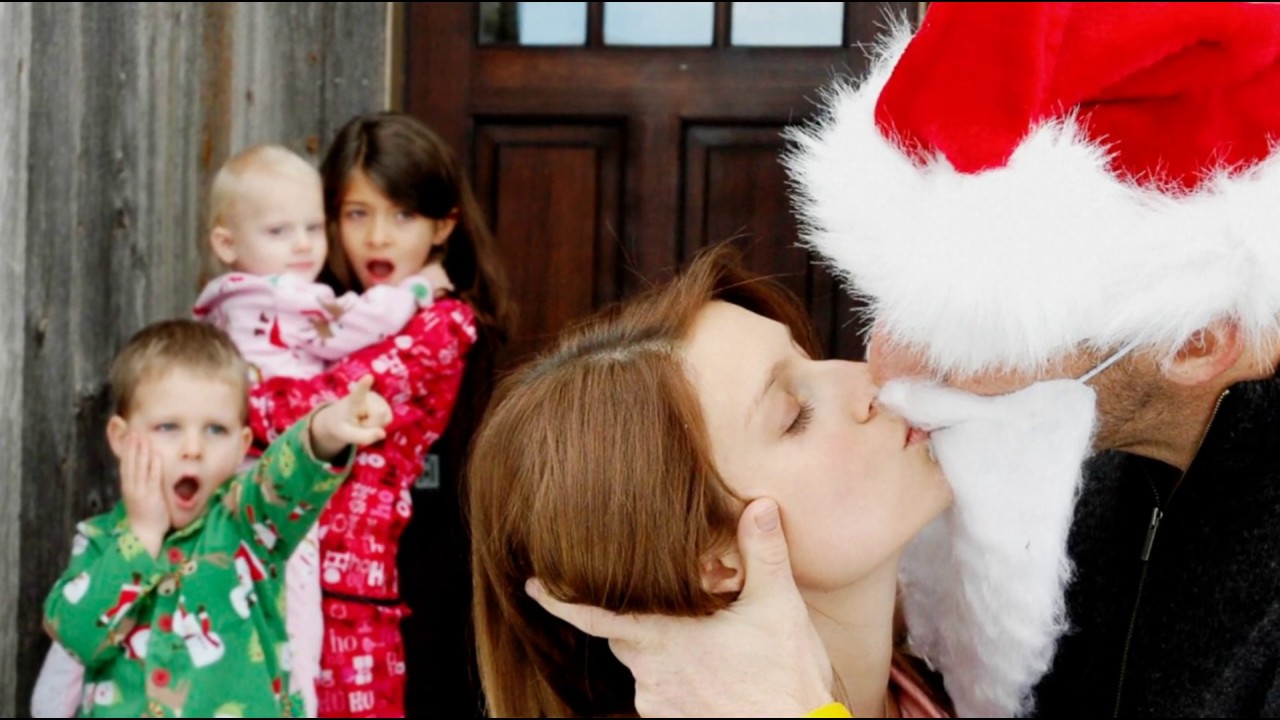 I SAW MOMMY KISSING SANTA CLAUS - YouTube