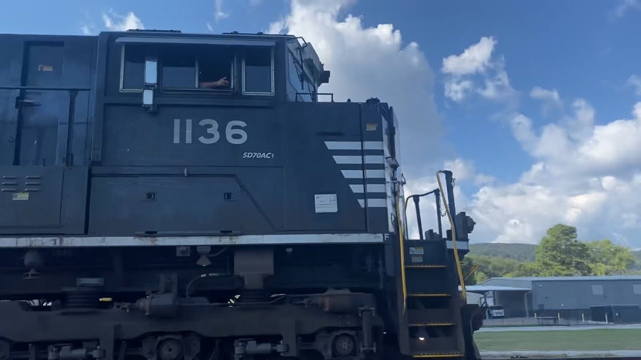 NS 1136 leads grain train with 3676 and CRAZY HORNSHOW AND WAVE!! - YouTube