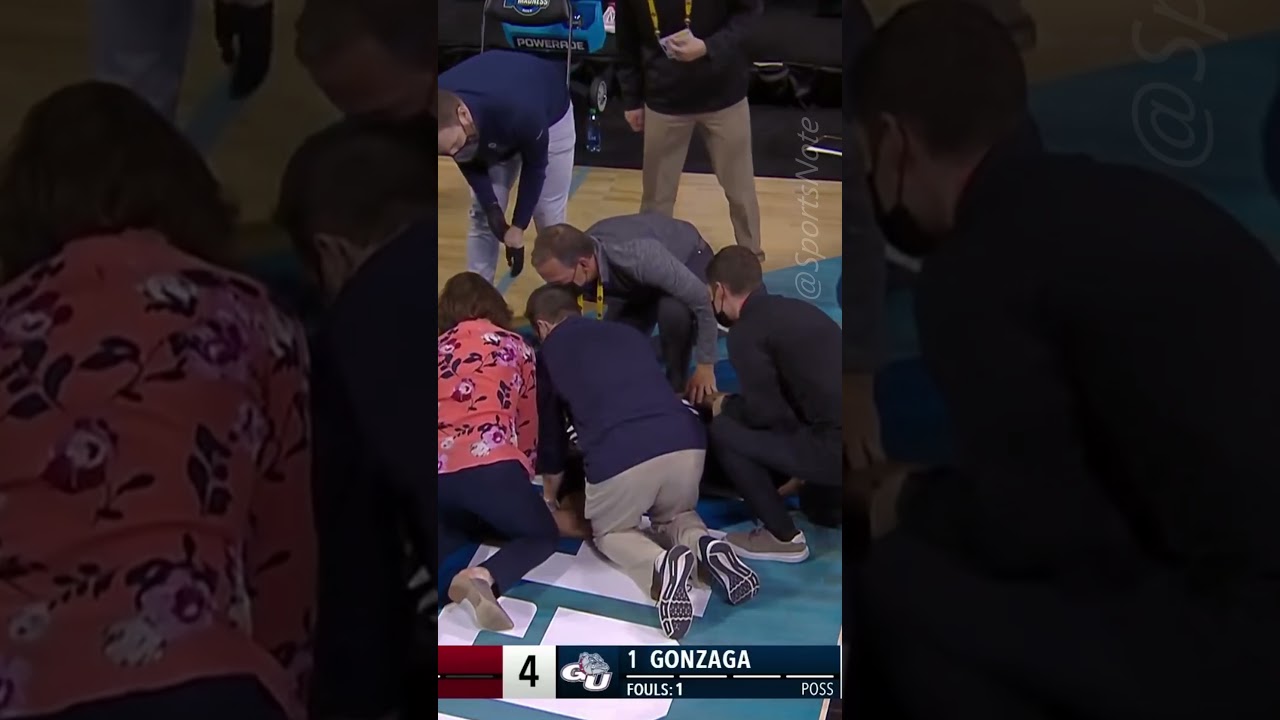 Referee Bert Smith passes out during Elite8 game (USC/Gonzaga) - YouTube