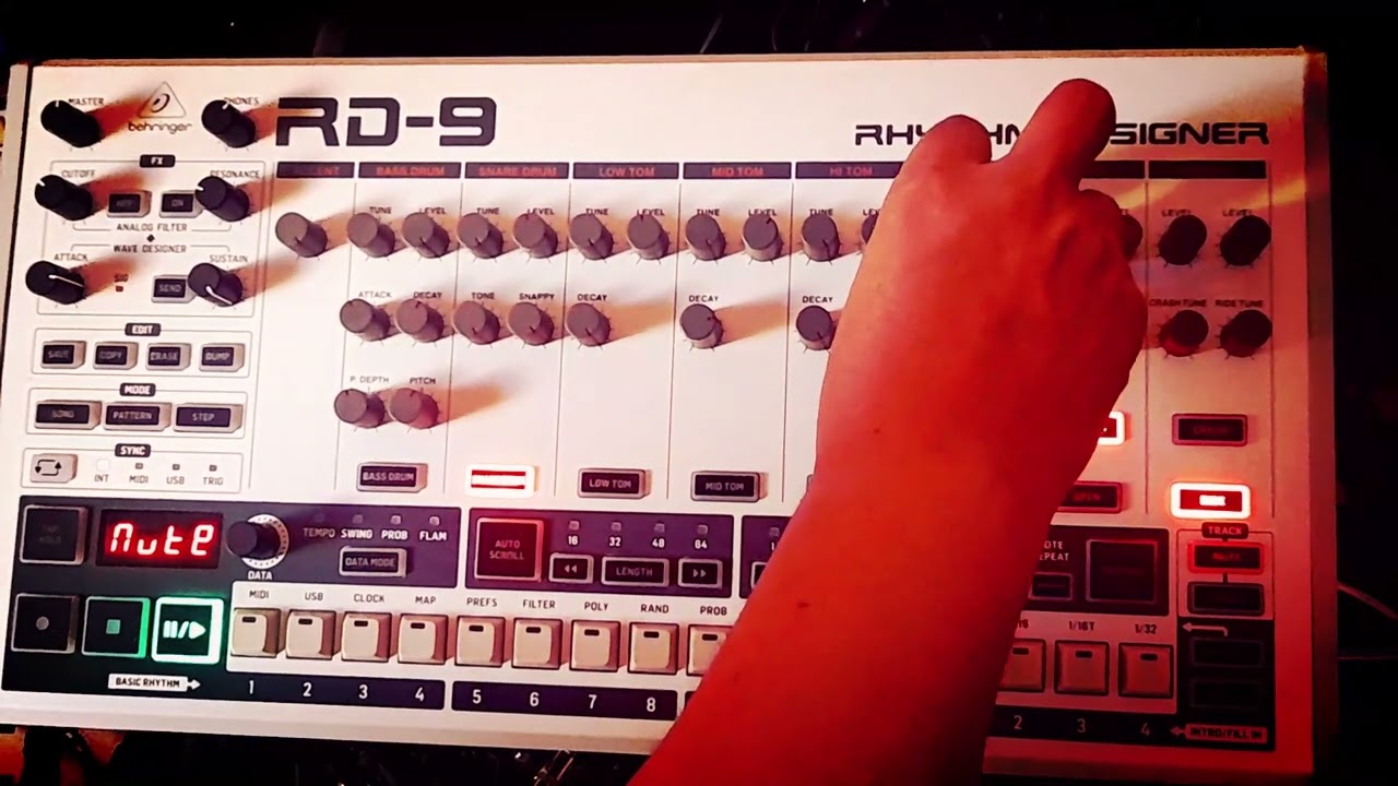 BEHRINGER RD-9 techno RD9 test - YouTube