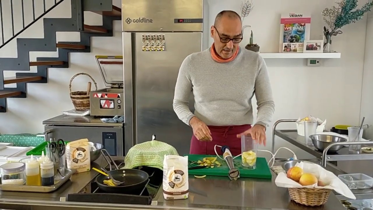 In cucina con Simone Salvini: la pasta madre - YouTube