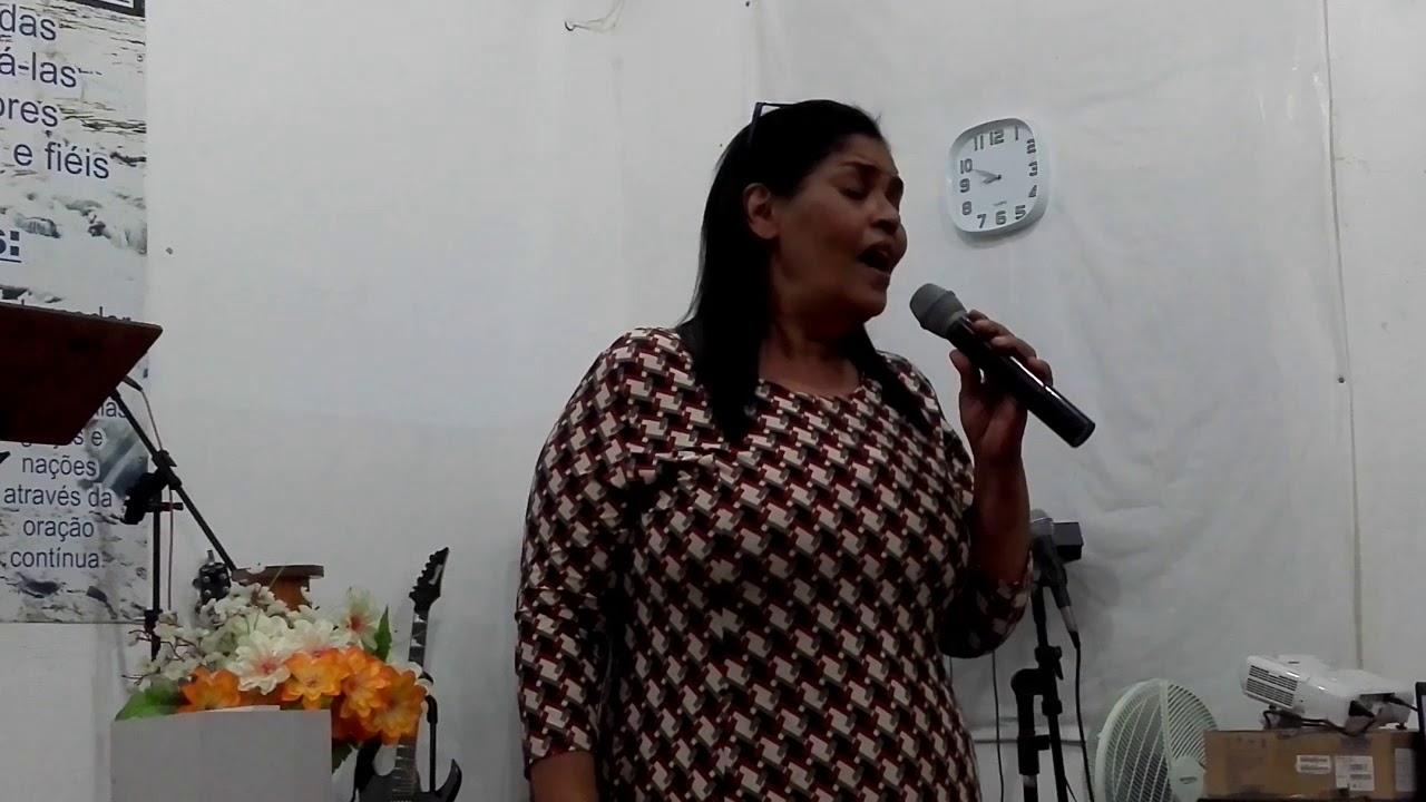 Cantora Ruth Nascimento louvando a Deus no 18o aniversário da ...