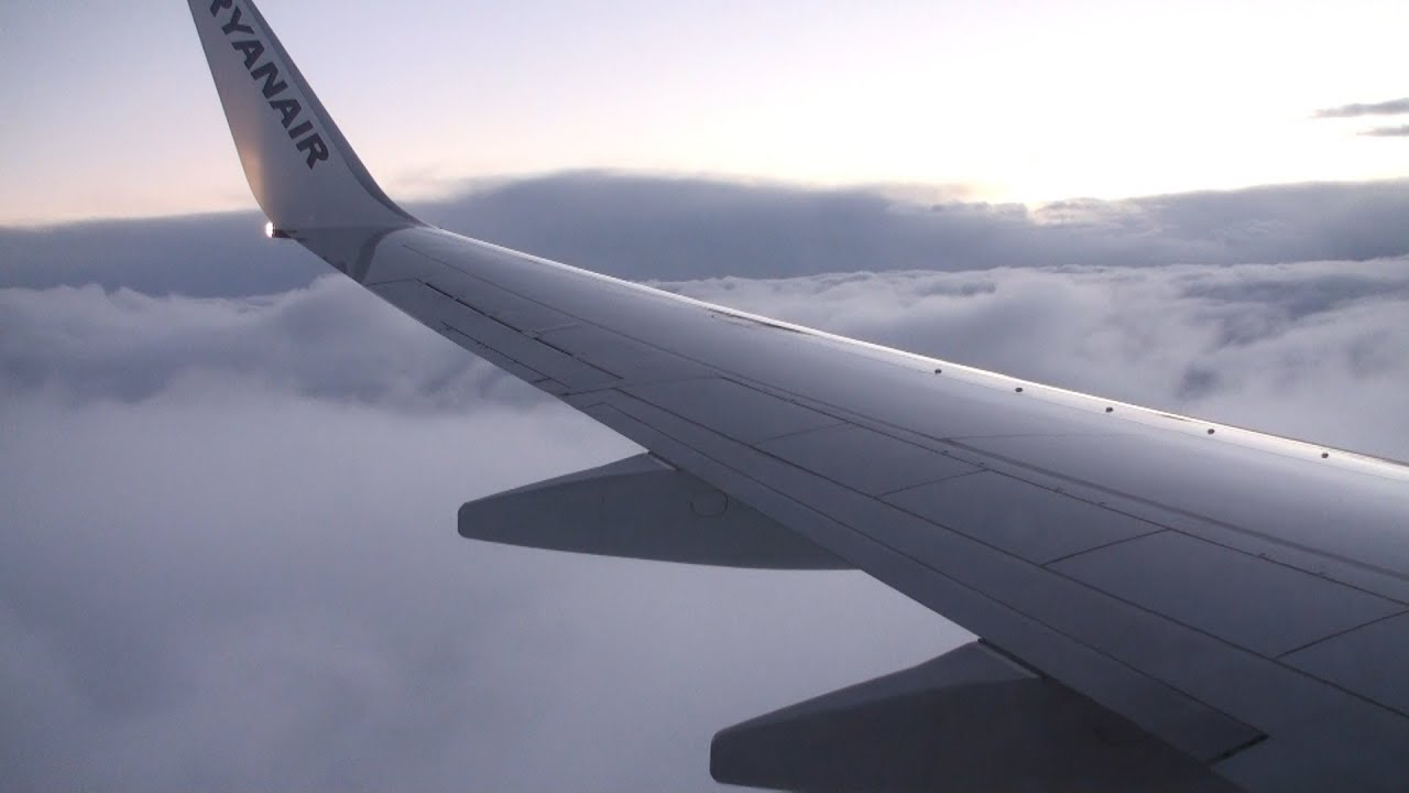 Strong Crosswind Landing (28 knots) Ryanair Boeing 737 London Stansted ...