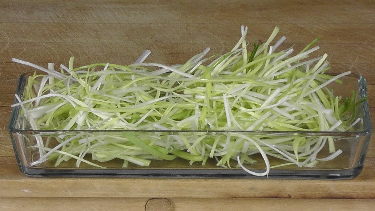 How to Make a Leek Julienne - How to Julienne - Comment Faire une ...
