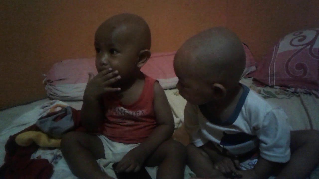 Bayi Botak sedang Ngobrol,asli sangat Lucu - YouTube