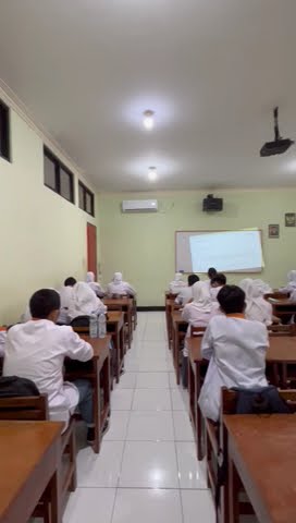 Suasana kelas di SMK Prestasi Prima saat pengajian Jumat pagi - YouTube