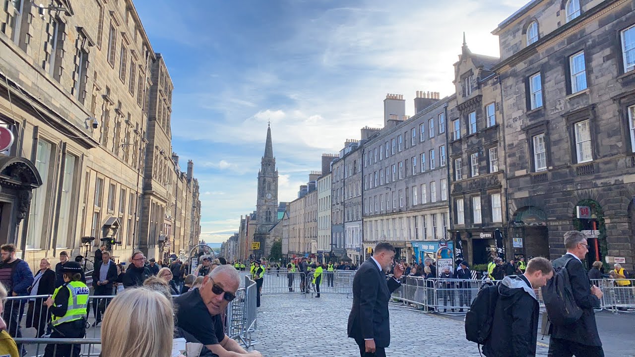 🔴 LIVE from the Royal Mile awaiting the procession of QUEEN ELIZABETH ...