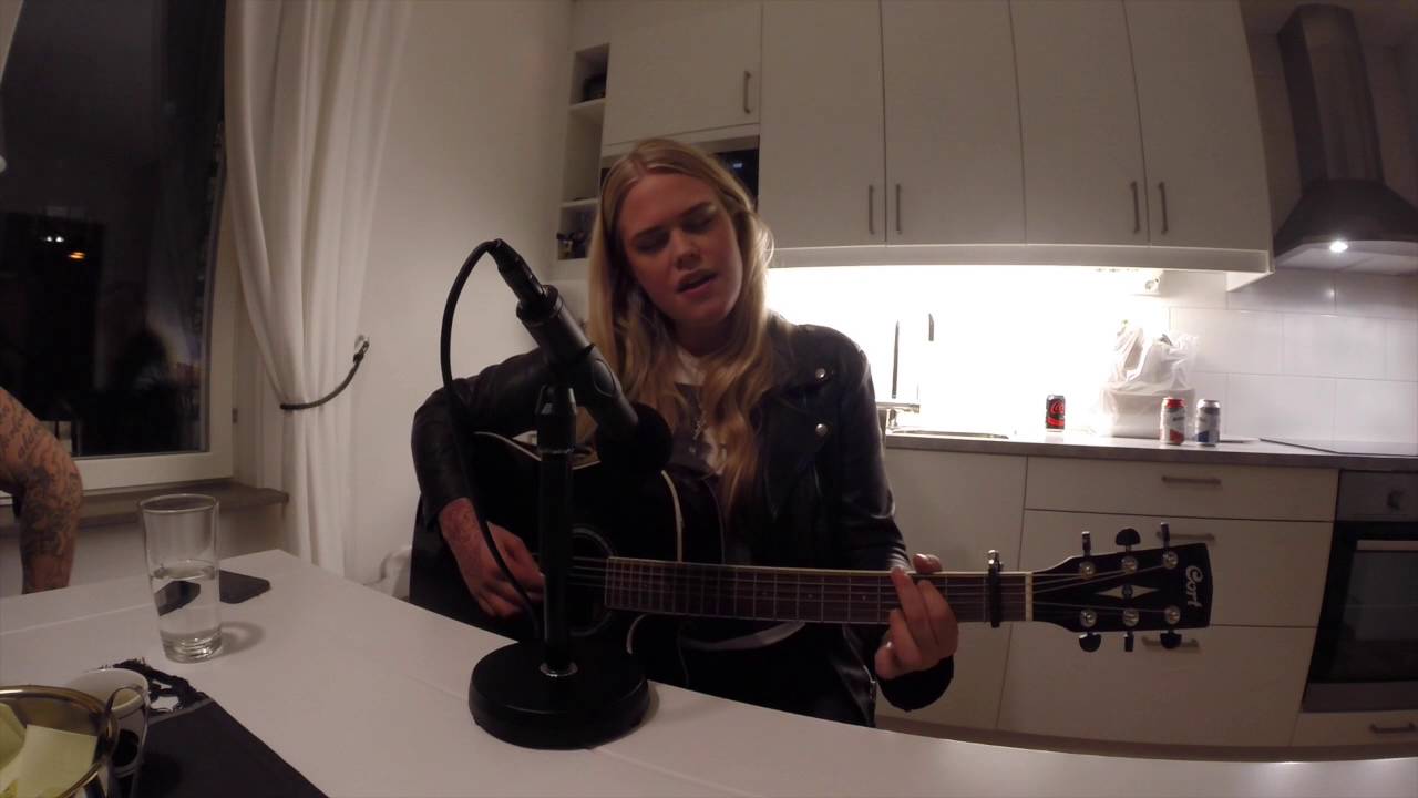 Julia Frej - Fuck up (live akustisk) - YouTube