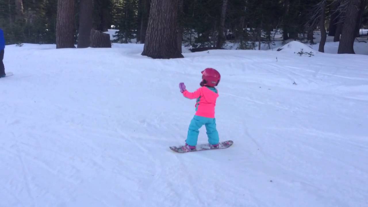 4 y/o Ella snowboarding the bunny hill - YouTube