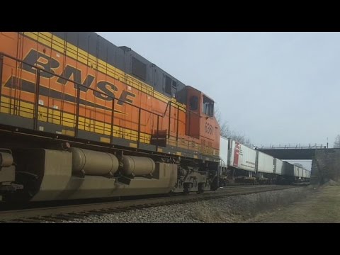 BNSF 8030 Z-Train Meets BNSF 6361 Grain Train - YouTube