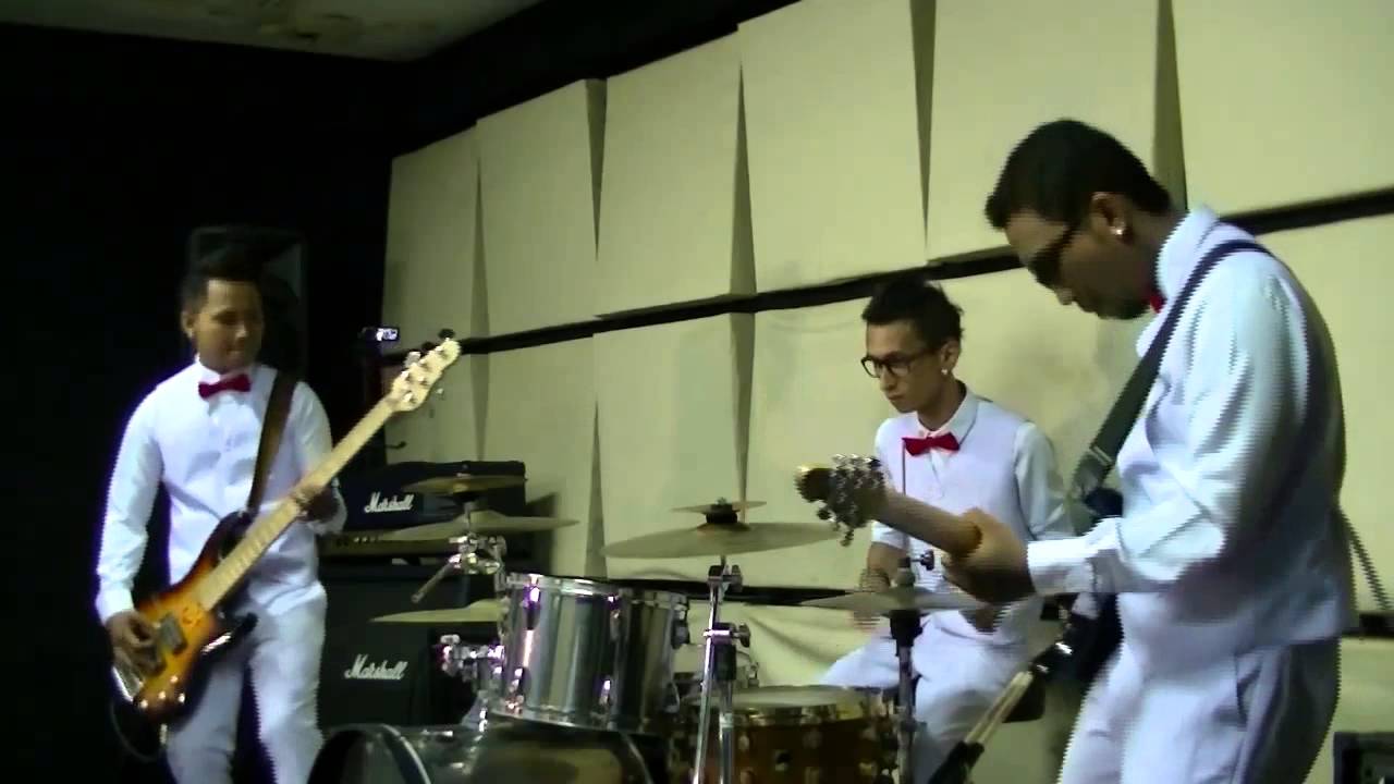 FUNHOUSE BAND BALI - Sky full of stars Cover - YouTube