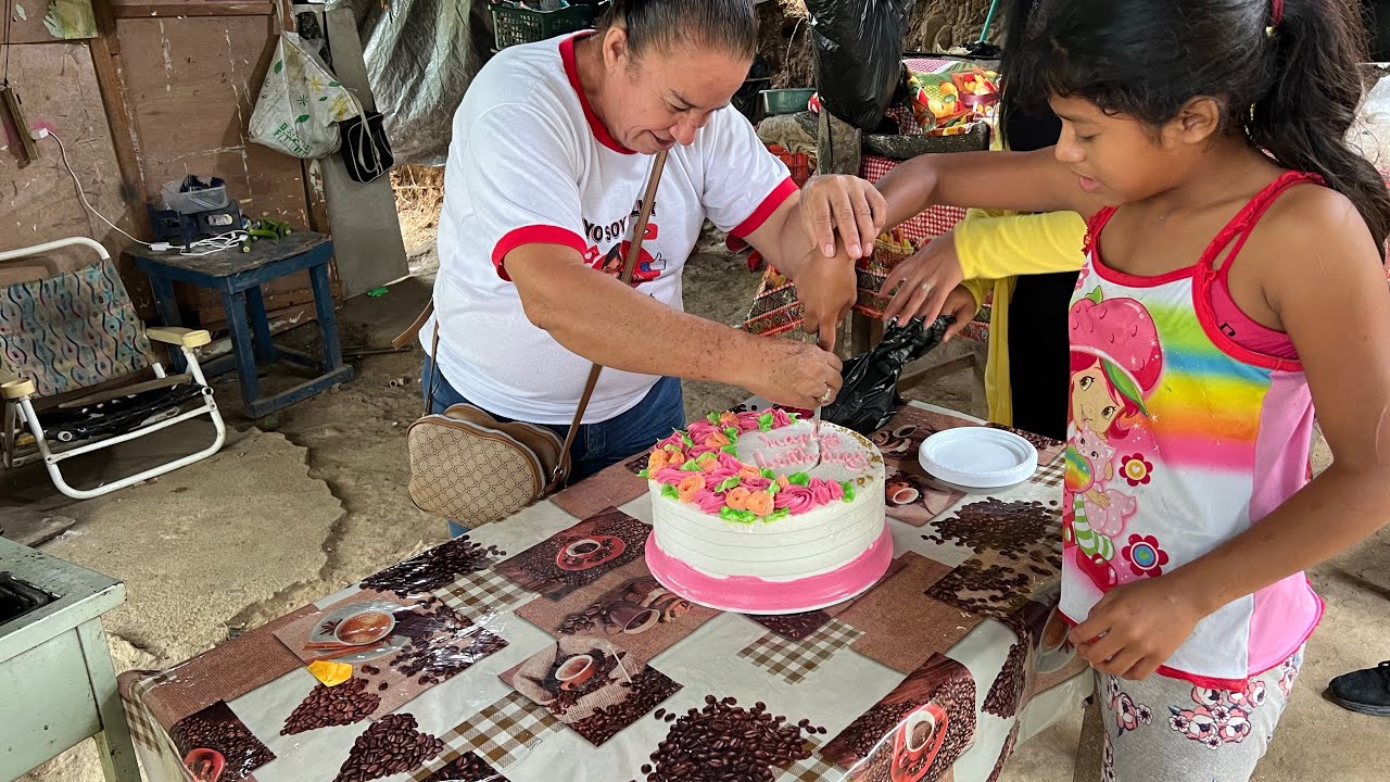 🔴 Fuimos a partirle un pastel a esta niña por su cumpleaños 🎂 - YouTube