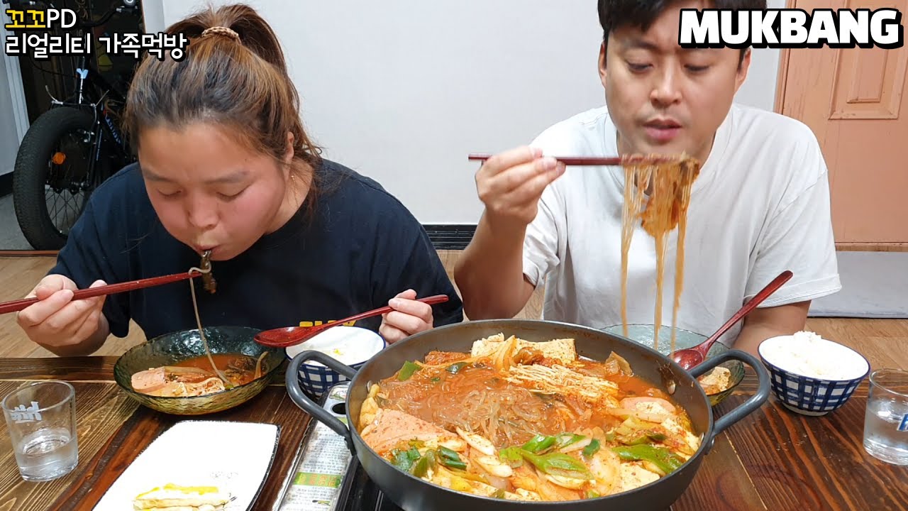 리얼가족먹방:) 얼큰한 리챔 당면 김치찌개 끓여서 소주한잔 했어요(ft.계란후라이)ㅣSpicy spam noodles ...