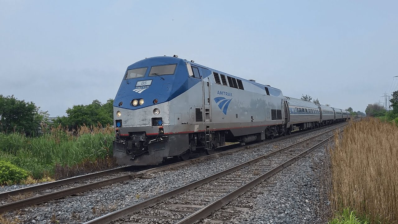 Mechanical bell crossing! VIA 97 - Amtrak 85E at Hamilton - June 16 ...