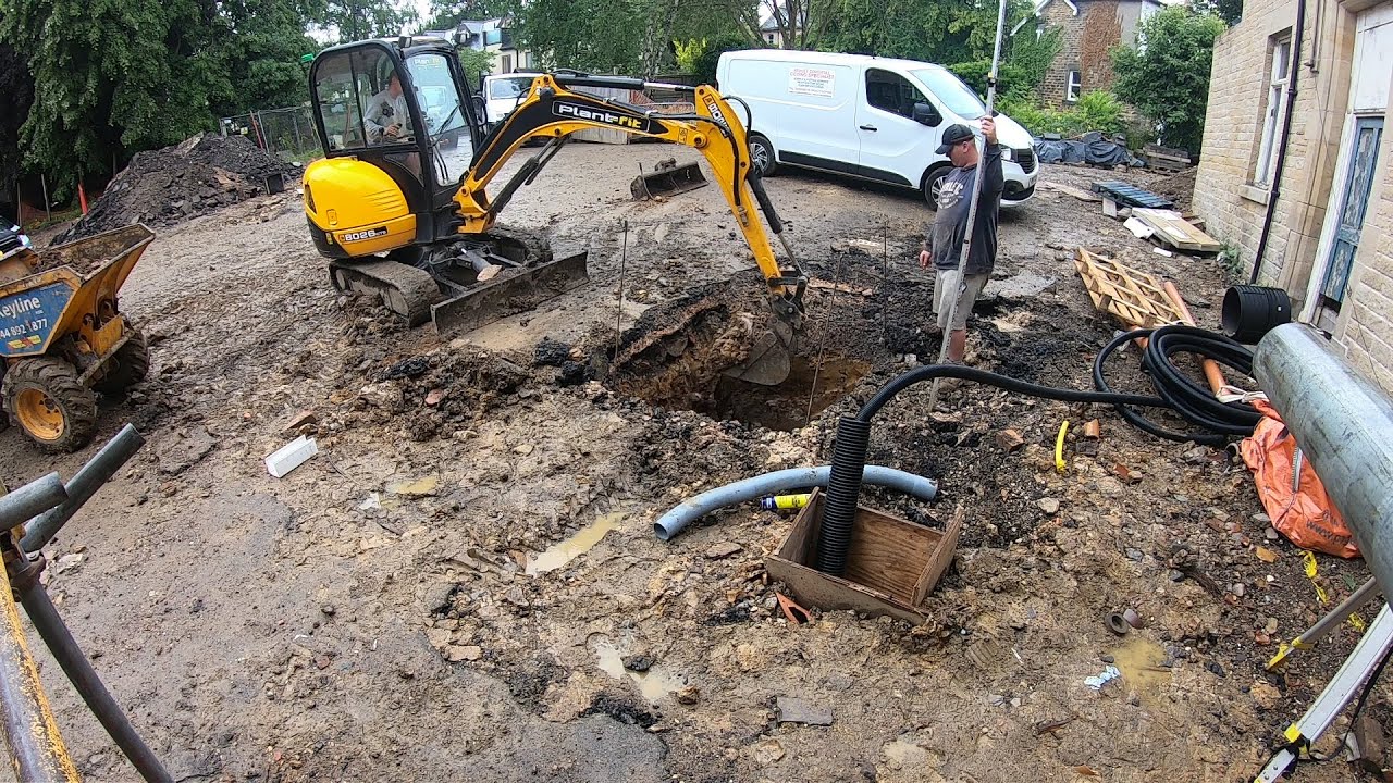 Digging Out for Fibre Optic Chambers - YouTube