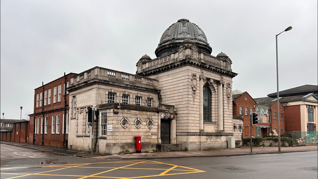 WE EXPLORED AN ABANDONED COURT - YouTube