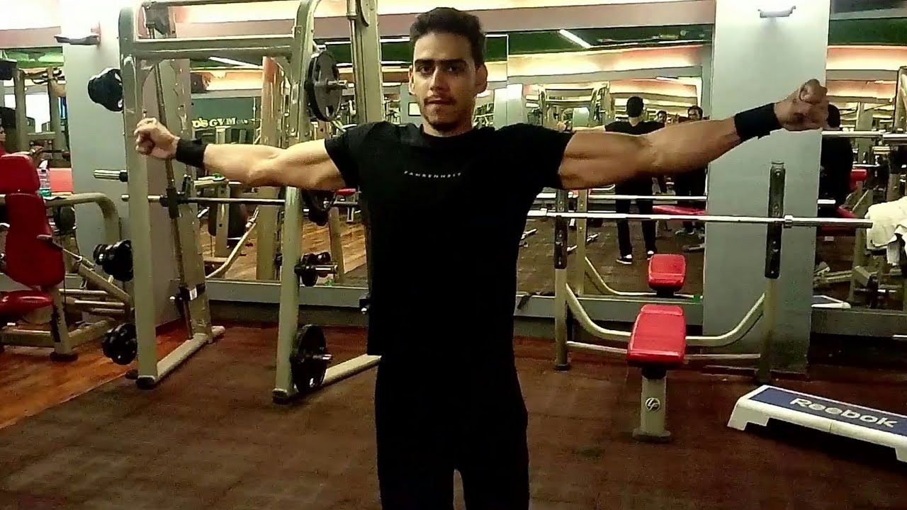 Flexing in the Gym - YouTube