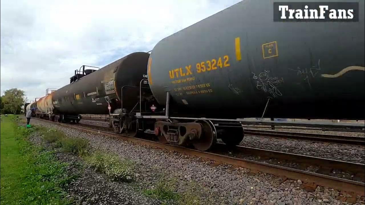 Manifest Train CSX 556 CSX 7226 & CSX 8060 Locomotives Berea OH - YouTube