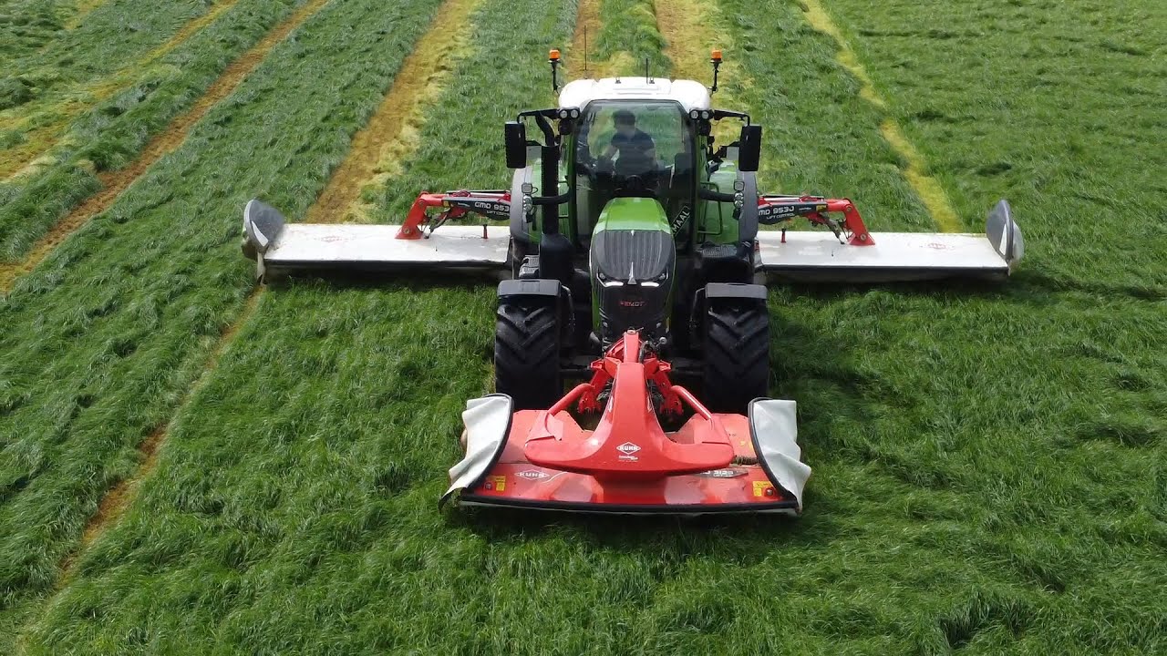 Fendt mowing silage - YouTube