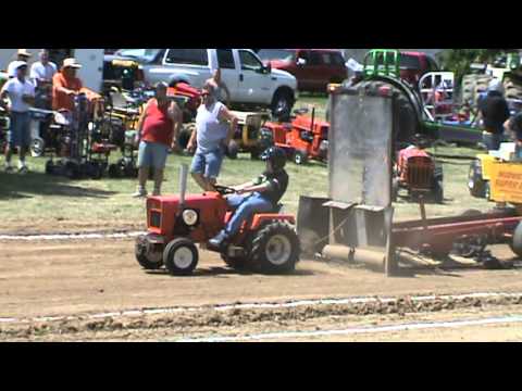 Garden tractor Pulling: Stock class - YouTube