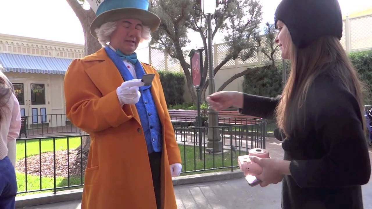 DISNEYLAND- Mr. Hatter: the film expert - YouTube