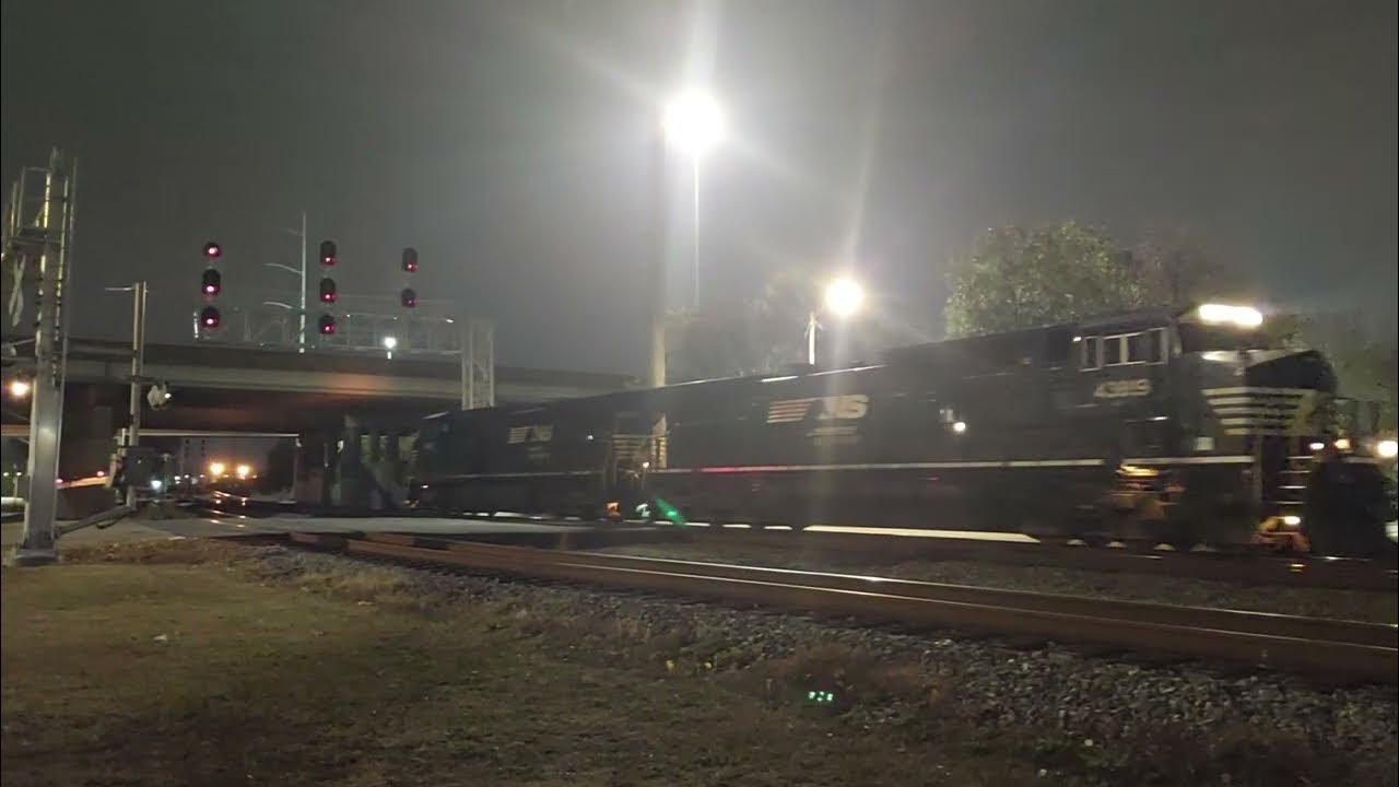 Westbound NS Light Power heads to Portlock Yard after being cleared by Bridge 5 in Norfolk - YouTube