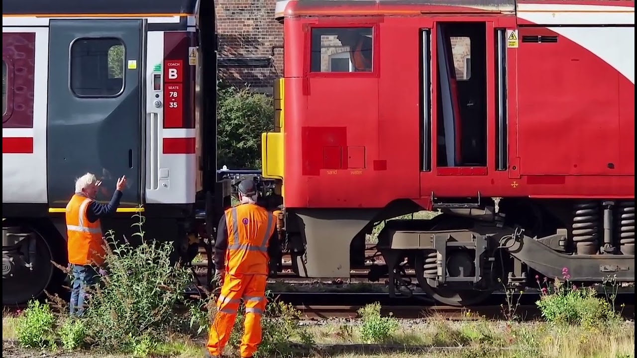 LNER Class 91 shunting at Doncaster West Yard - YouTube