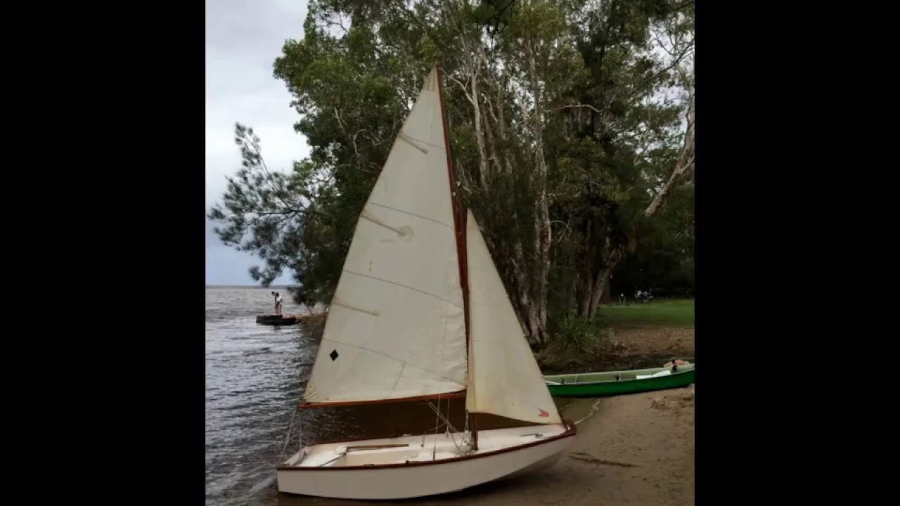 Mirror dinghy sailing off old Boreen Point jetty, Lake Cootharaba - YouTube