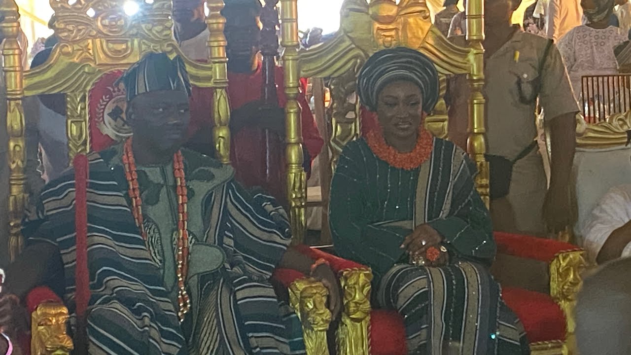 Moment Sunny Ade prostrate for Alaafin of Oyo - YouTube