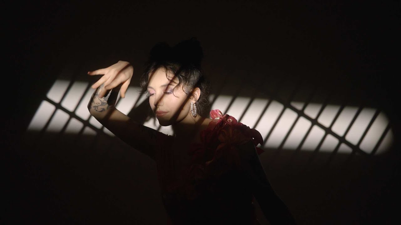 Heidi Albert - Rejtély (Official Visual) - YouTube