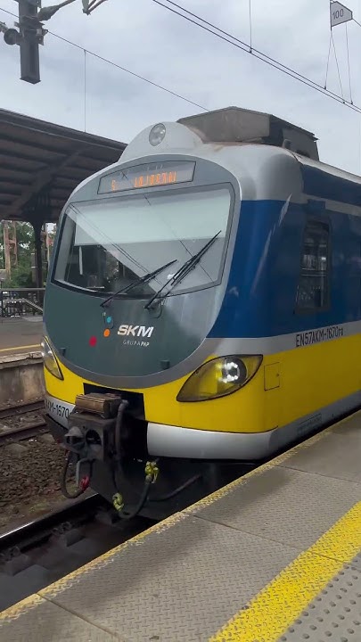 EN57AKM SKM trujmiasto - YouTube