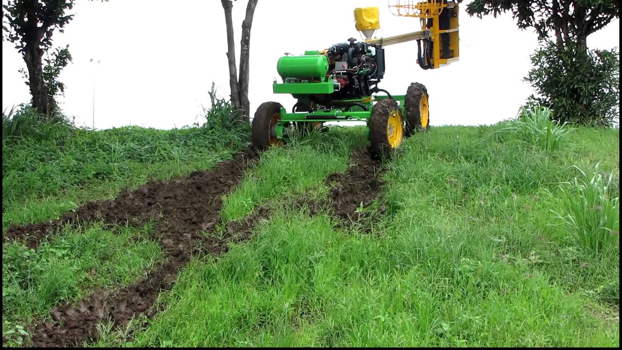 How to Climb Muddy Terrain with an Ozzy Bulldog Banana Bagging Machine ...