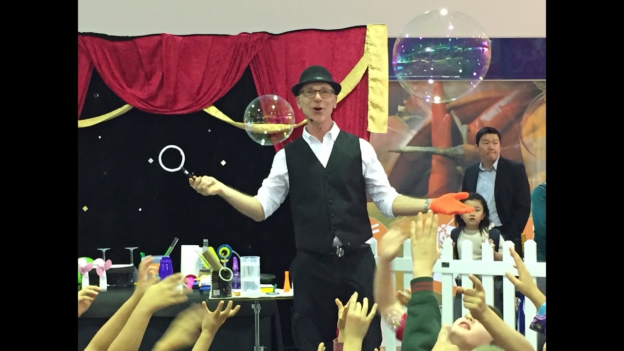Brisbane Family Bubble Show by Magic Glen - YouTube