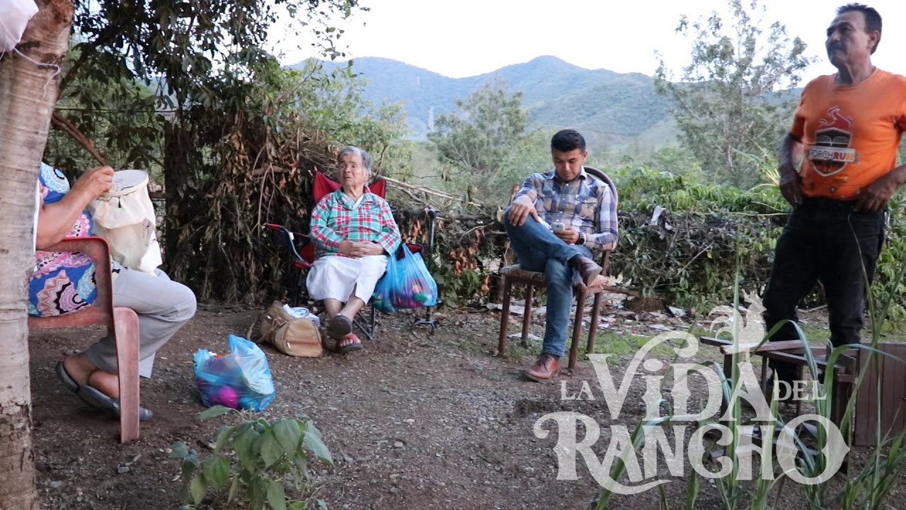 Mi mama y la Abuela Tejiendo y Platicando - La Vida Del Rancho - YouTube