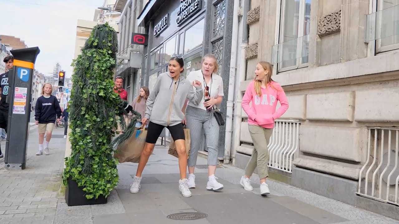 His screaming reactions are too funny. Bushman Prank - YouTube