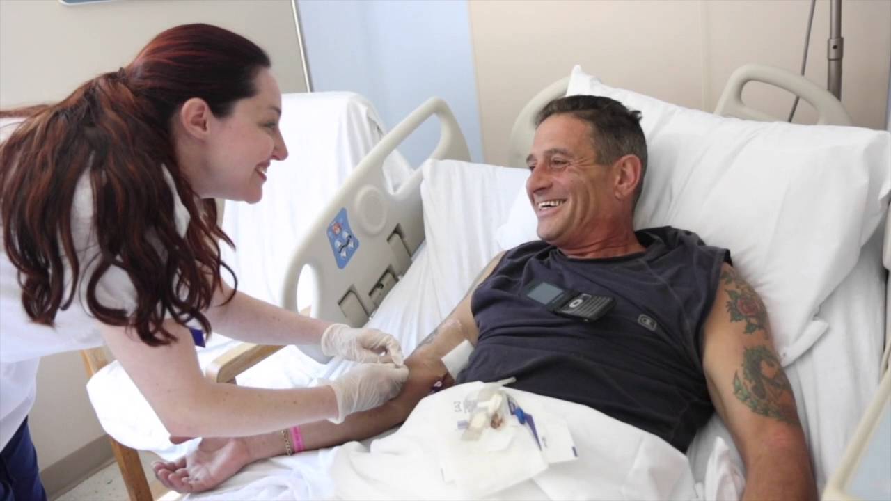 Nurse uses healing power of song to spread cheer to patients - YouTube