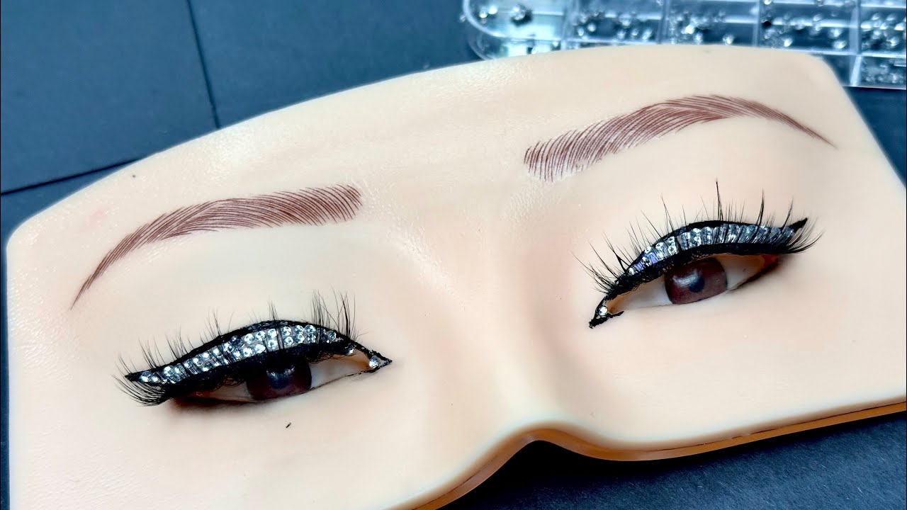Glitter Eyeliner | Makeup On Mannequin - YouTube