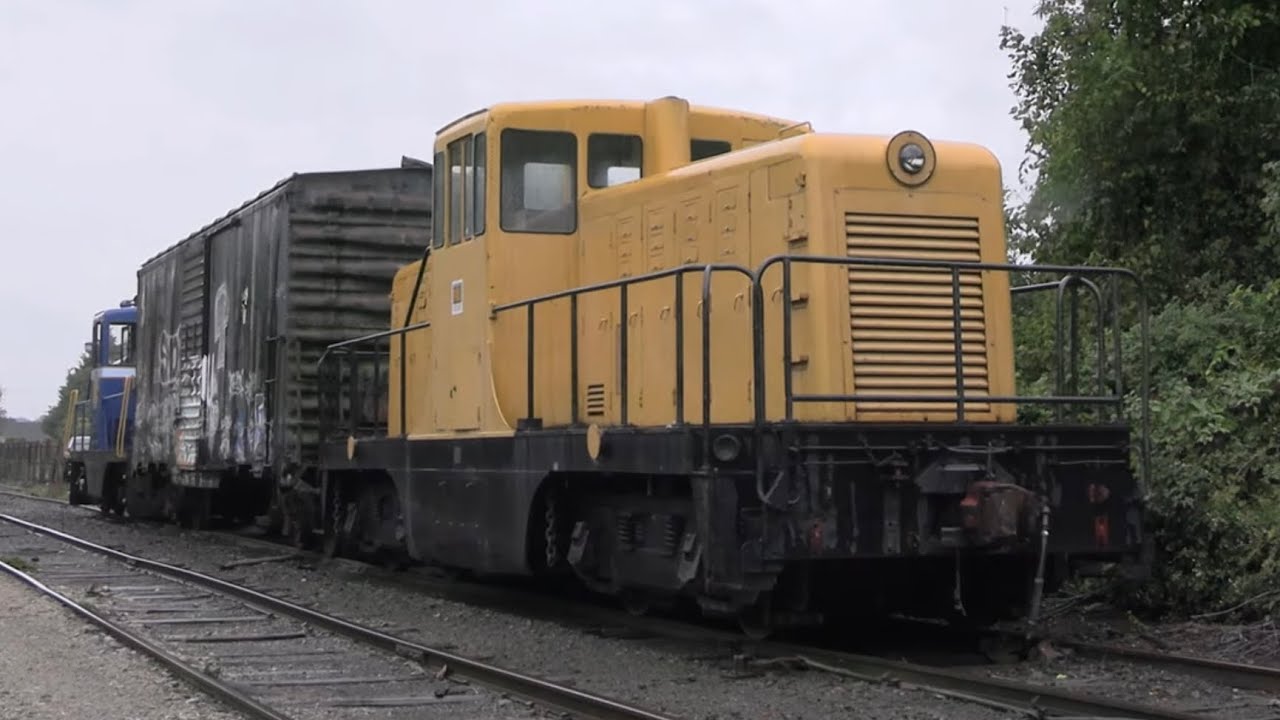 Abandoned boxcar/80 tonner locomotive move - Newport & Narragansett Bay ...