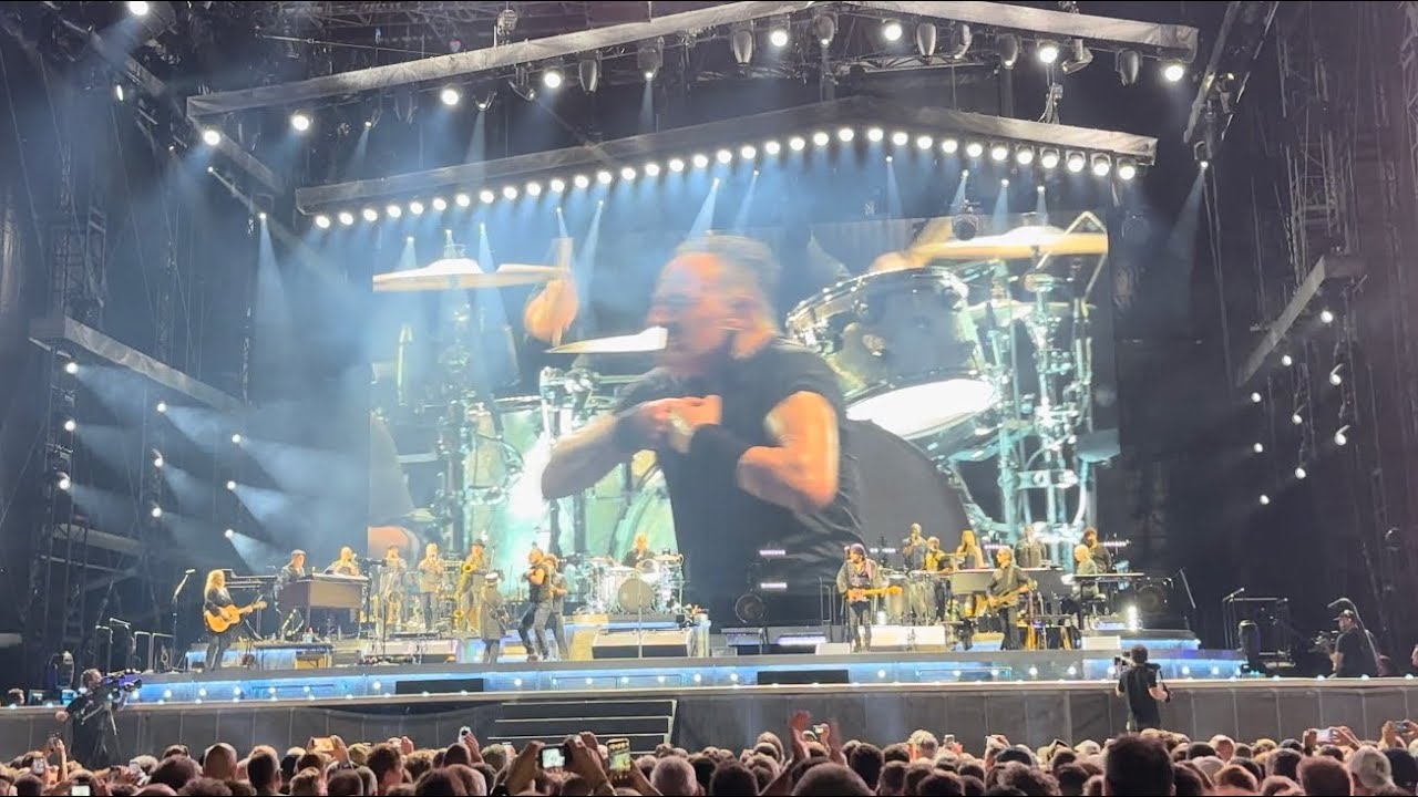 Band Introduction into 10th Avenue Freeze-Out - Bruce Springsteen in ...