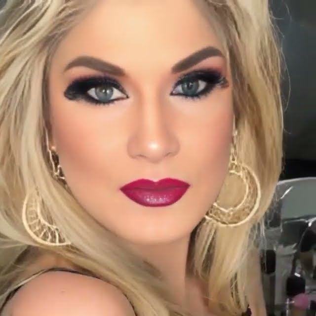 Femme trans veut se sentir glamour avec le maquillage - YouTube