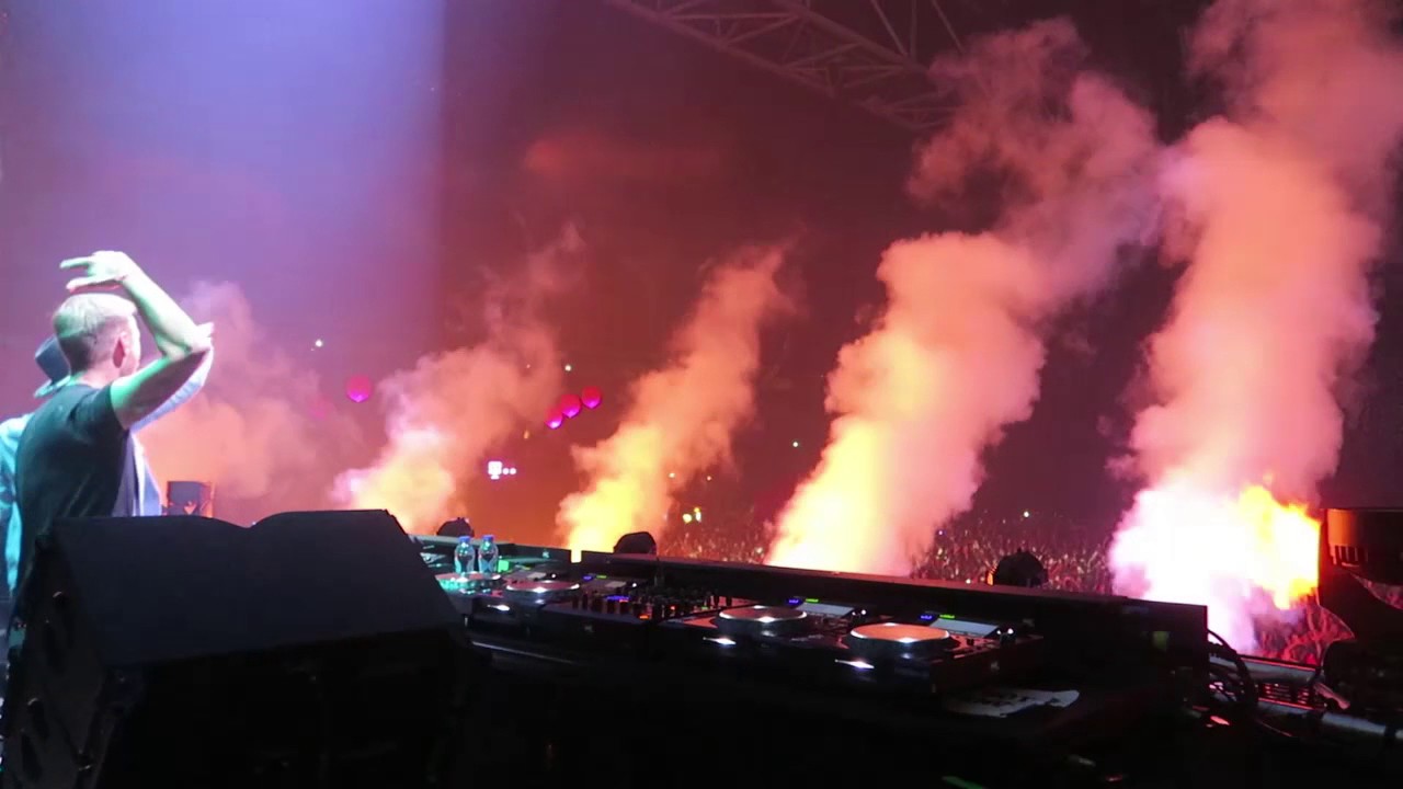 Dave Winnel + Armin Van Buuren on stage @ AMF 2016 - YouTube