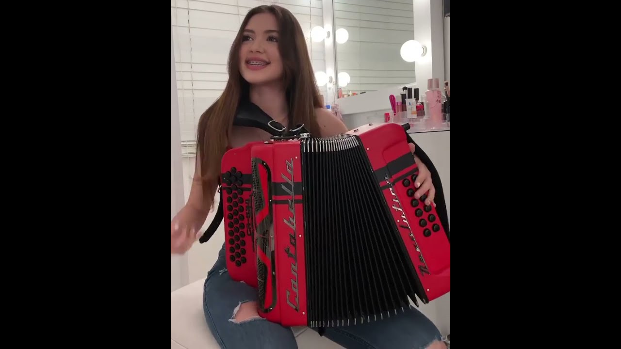 hermosa chica tocando el acordeón 2021 - YouTube