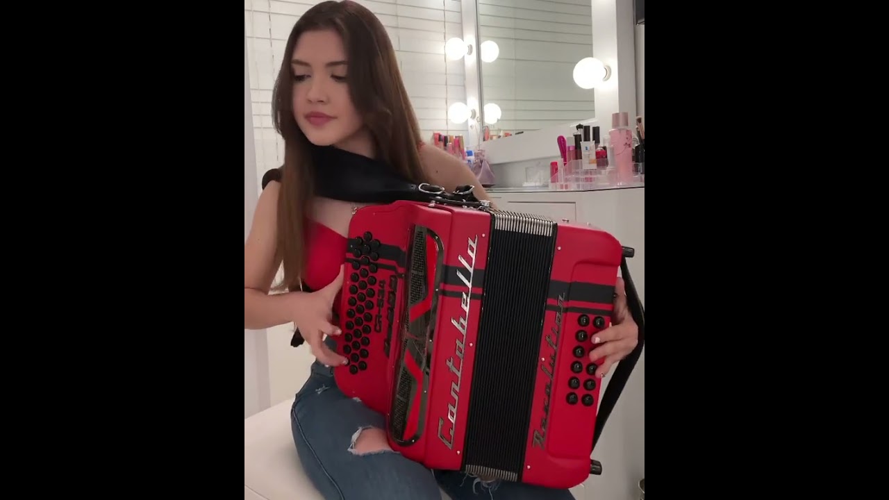 hermosa chica tocando el acordeón 2021 - YouTube